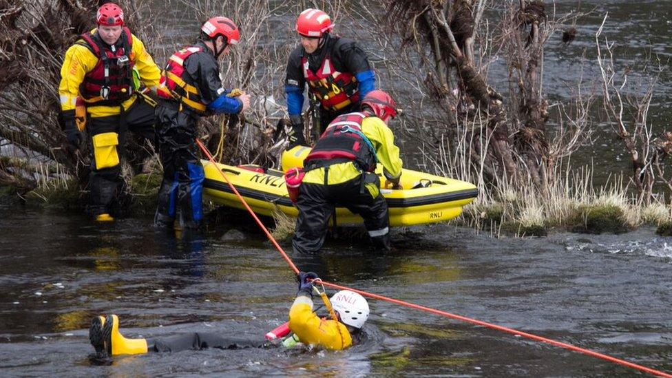 Flood training held on River Ness in Inverness - BBC News