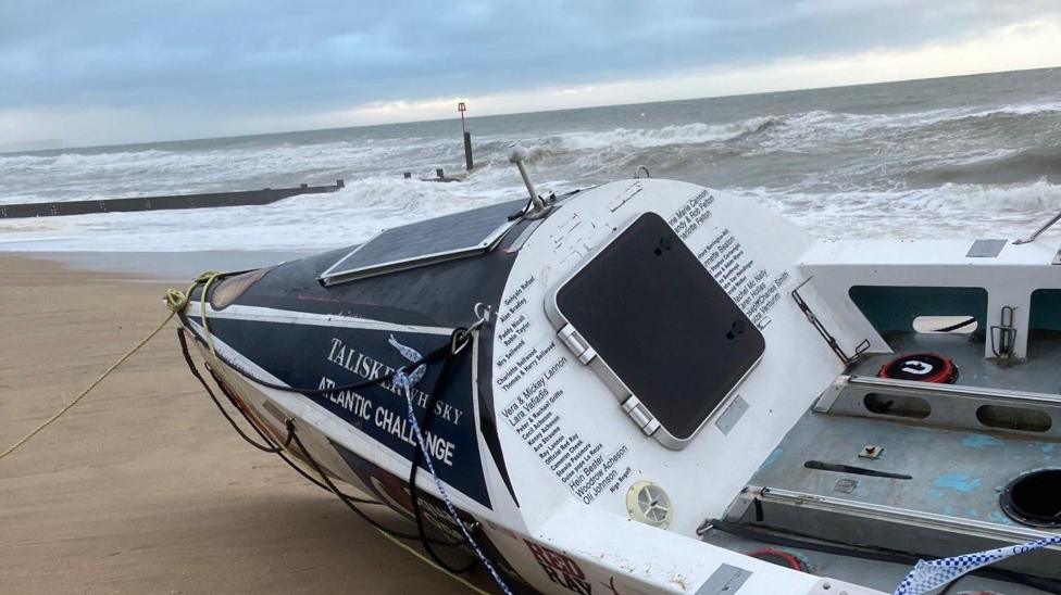 Atlantic rowing boat washes up on Bournemouth Beach - BBC News