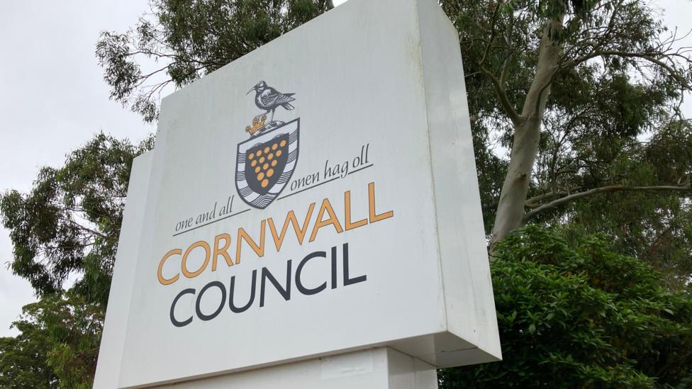 Views sought on ways to improve road safety in Cornwall - BBC News