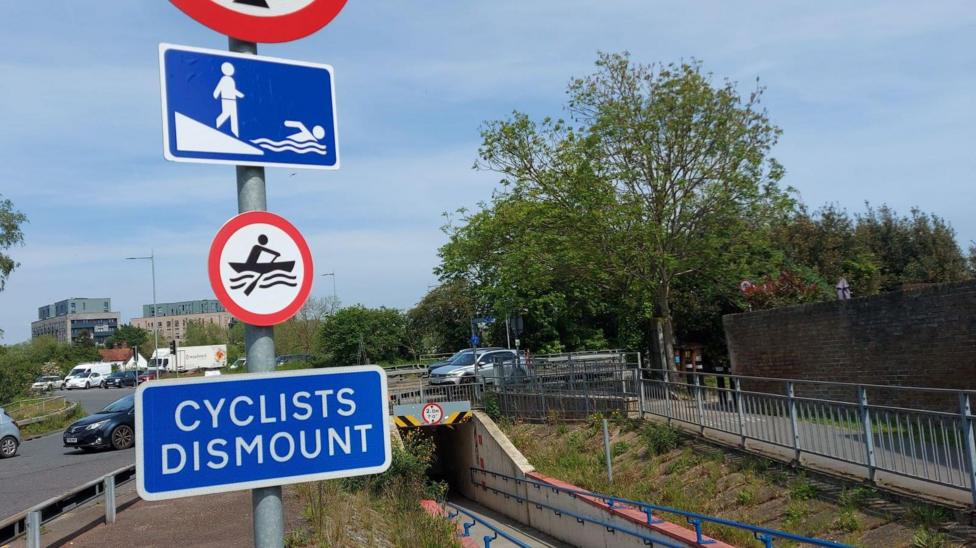 Chelmsford tongue-in-cheek signs must end, says Essex Highways - BBC News
