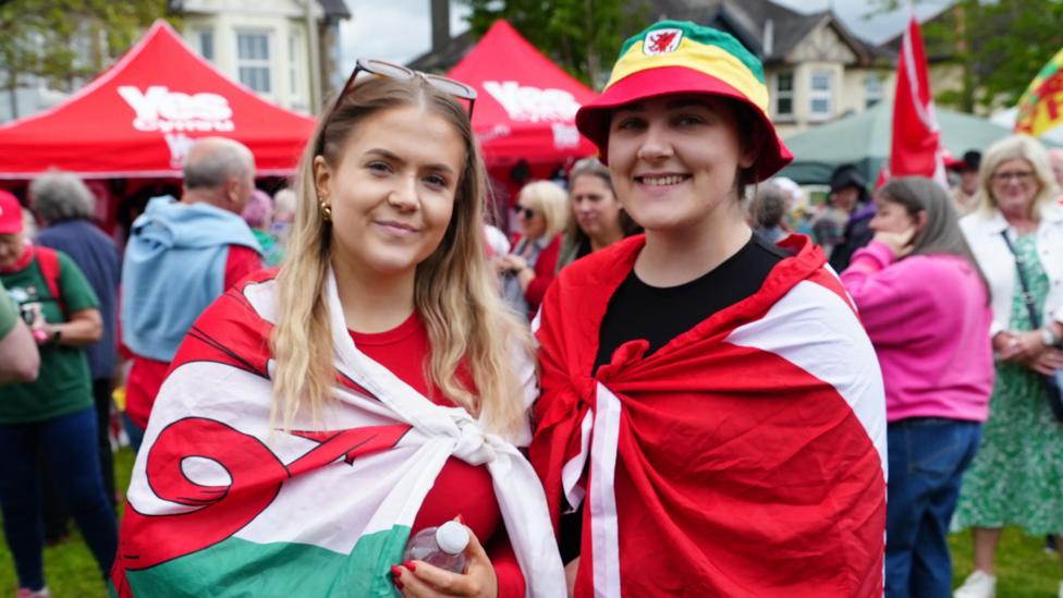 Carmarthen: Thousands join Yes Cymru Welsh independence march - BBC News