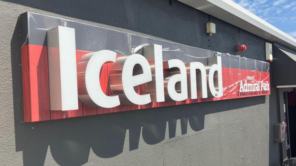 Iceland has new franchise partnership after closing 10 stores - BBC News