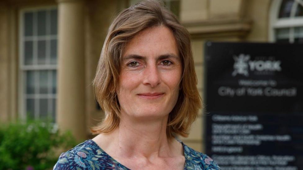 Views sought on £2m plan to tackle York city centre bus delays - BBC News