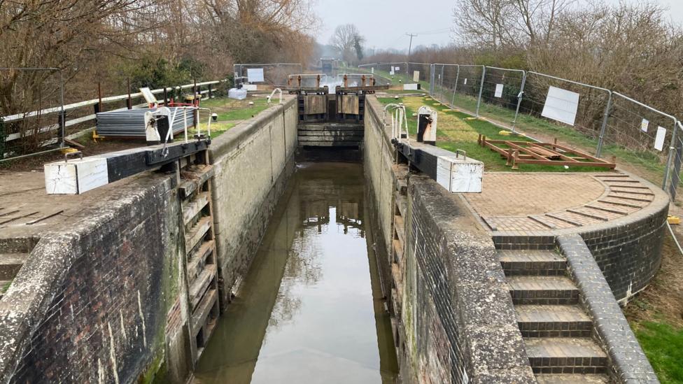 Grand Union Canal locks to reopen near Daventry after closures - BBC News