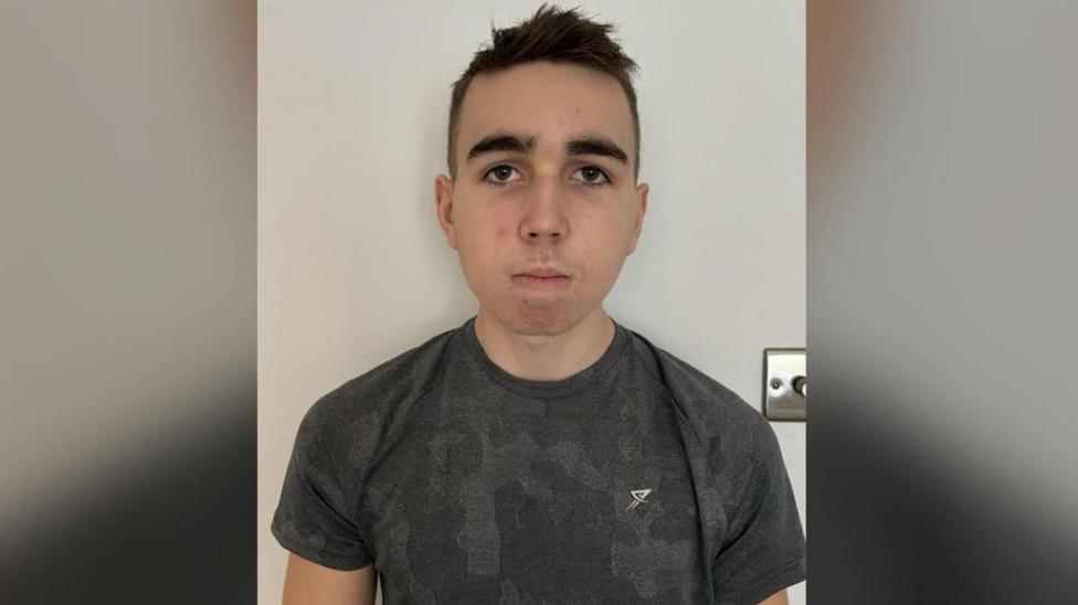 Medway: Family appeal for help to find missing boy - BBC News