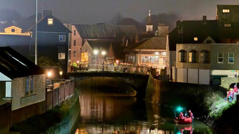 Lewes Bonfire: Crowds line streets as processions begin - BBC News