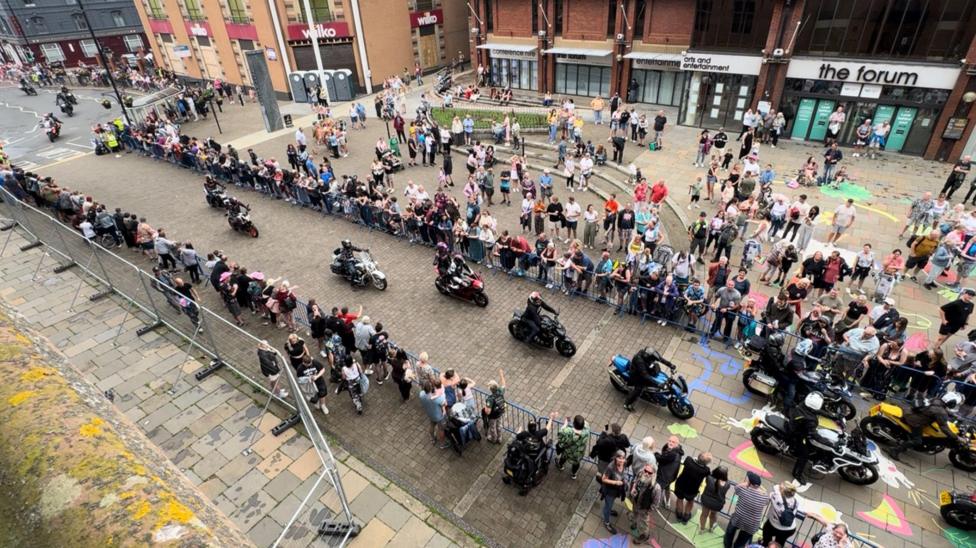 Dave Day 2 attracts thousands of bikers in TV chef's honour - BBC News