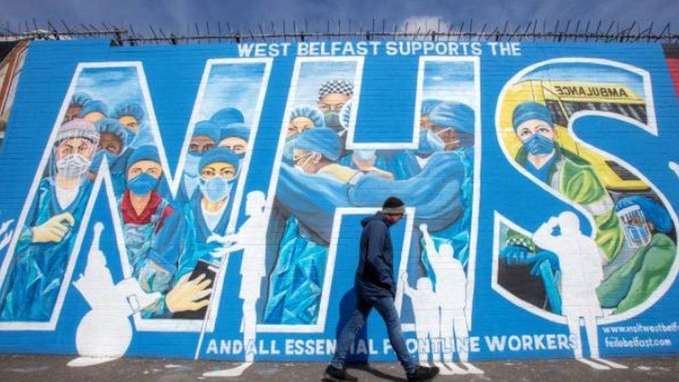 Coronavirus: Graffiti pays tribute to health care workers - BBC Newsround