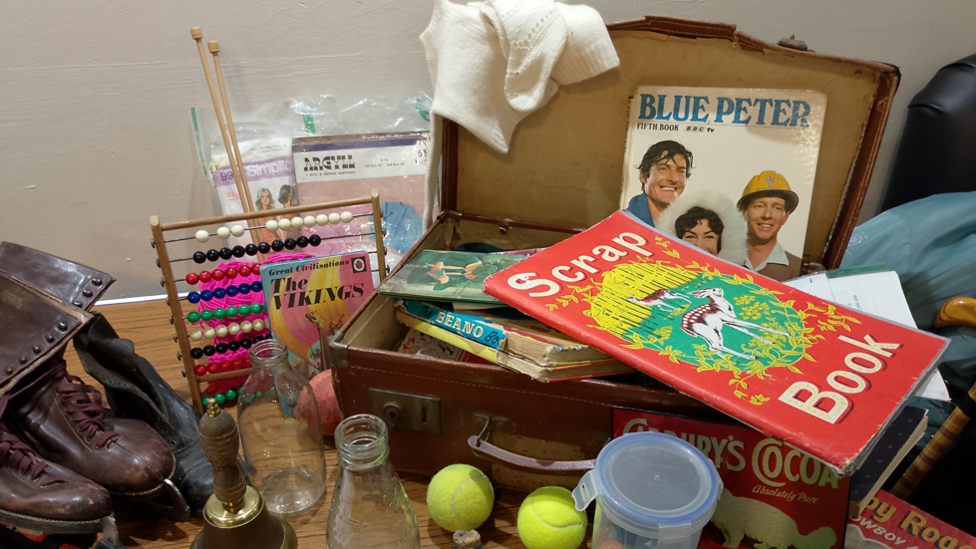 Dementia: The old objects helping people to remember - BBC News