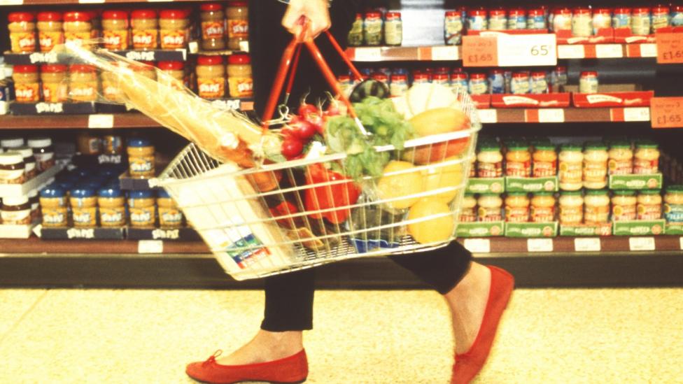 Public Health England: Advice to eat more fat 'irresponsible' - BBC News