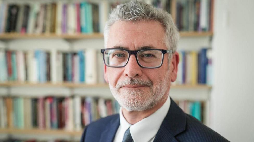 Dundee University to cut 632 jobs to plug £35m deficit - BBC News