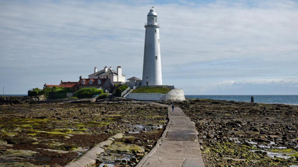 Restoration of historic River Tyne lighthouse completed - BBC News