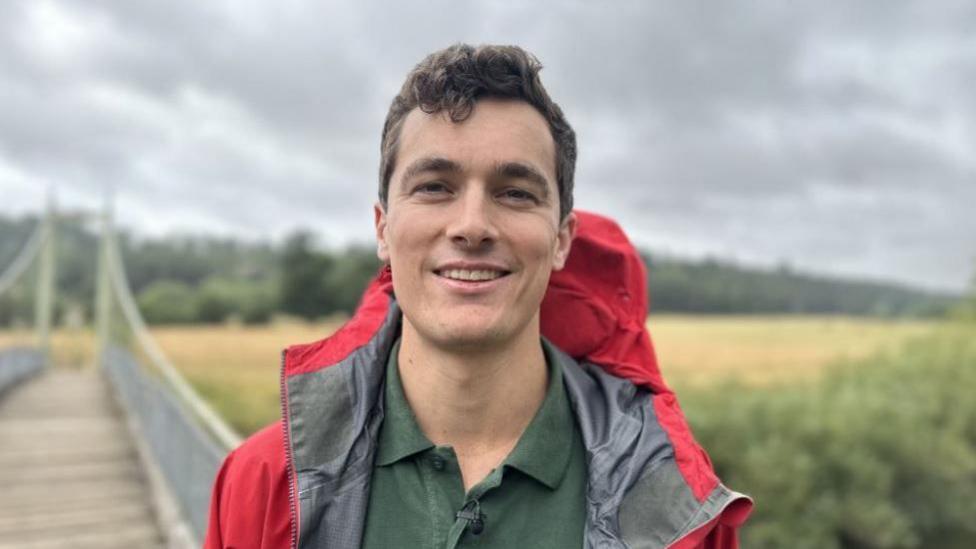 Scheme enlists farmers, meadows and hedges to help River Wye - BBC News