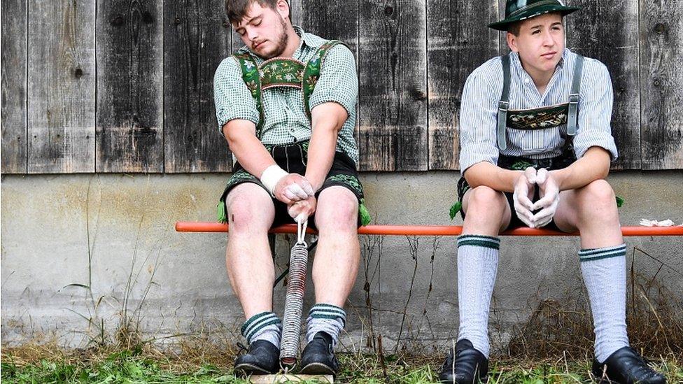 German finger wrestling pulls a crowd in Bavaria - BBC News