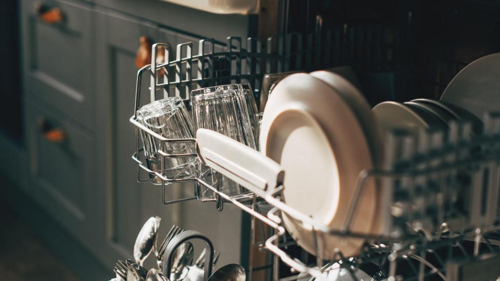 Water usage: How to cut back amid increasing supply pressures - BBC News