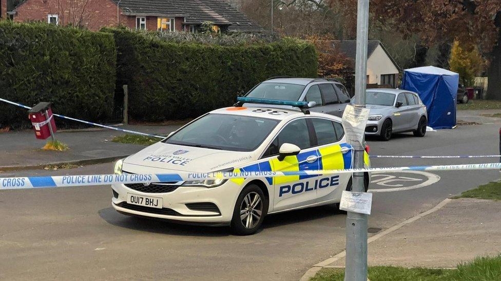 Reading stabbing: Woman in hospital and man arrested - BBC News