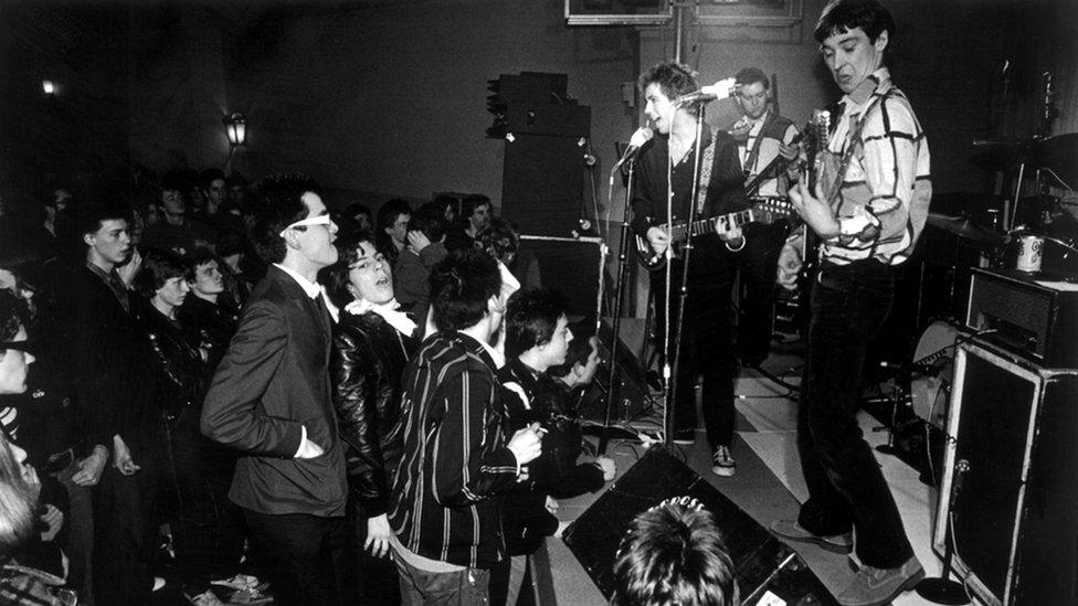 Cyn fasydd The Smiths a'i gaffi ym Mangor - BBC Cymru Fyw