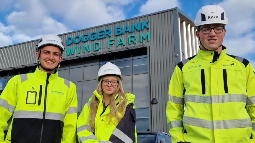 South Shields apprentices join Dogger Bank wind farm project - BBC News