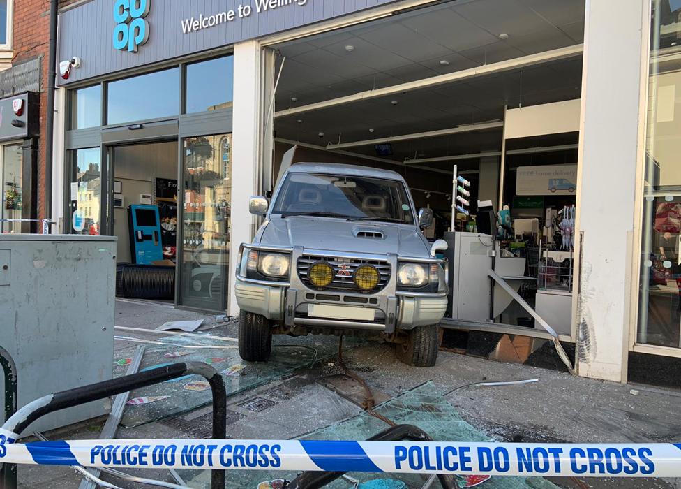 Wellington ram-raid: Thieves leave 4x4 stuck in Co-op - BBC News