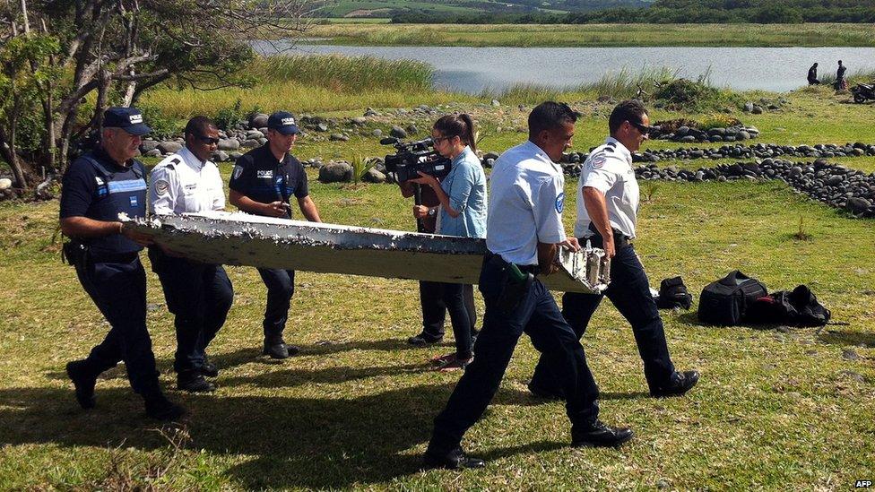 MH370 search: Experts investigate Indian Ocean wreckage - BBC News