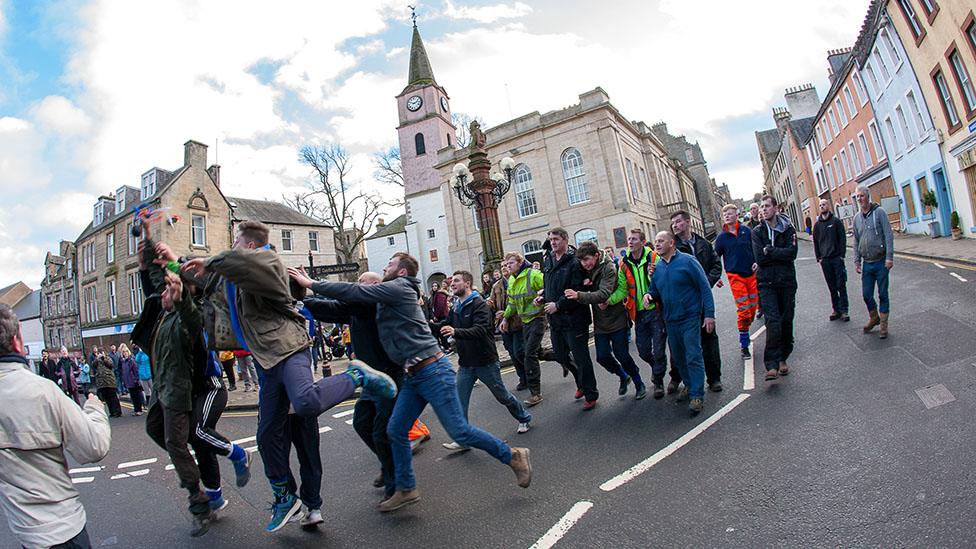 In pictures: Jedburgh's ba' game - BBC News