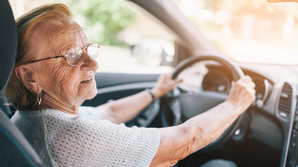Drivers face roadside eye checks by police as nights draw in - BBC News