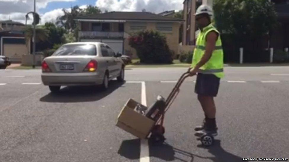 The Aussie 'tradesman' using his hoverboard to carry out work - BBC News
