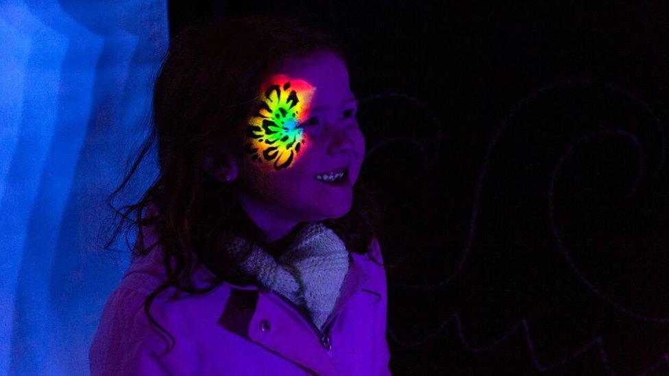 Light show illuminates buildings in Manchester festival - BBC News