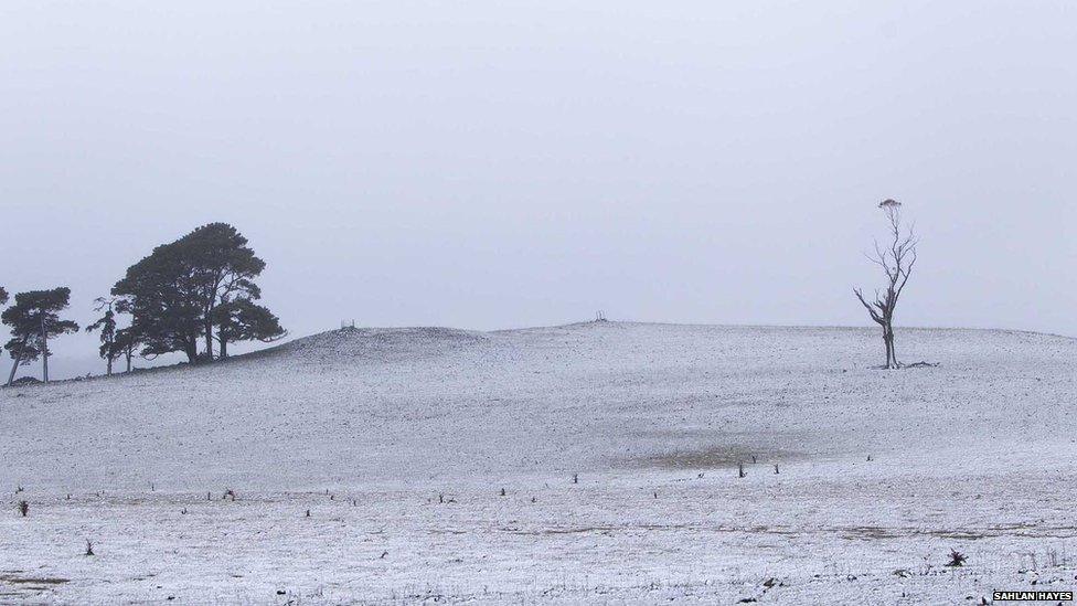 Atmospheric images of snow-covered Australia - BBC News