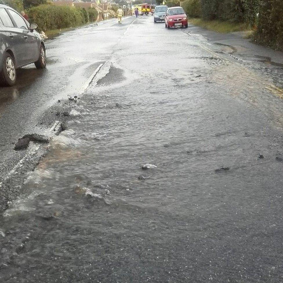 Thousands without water as Isle of Wight main bursts - BBC News