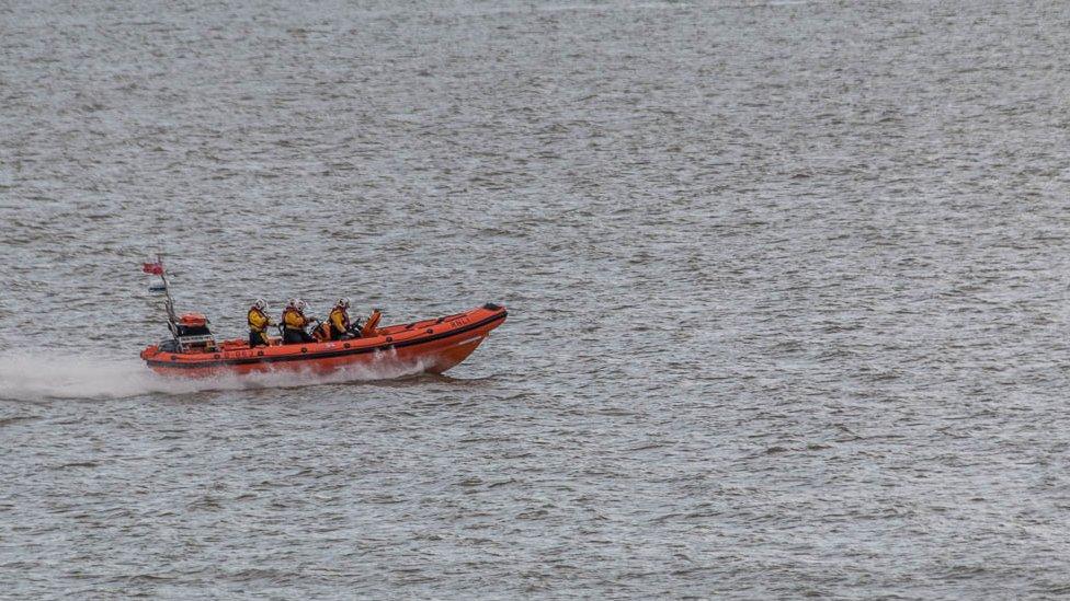 Clacton lifeboat rescues capsized sea kayakers - BBC News