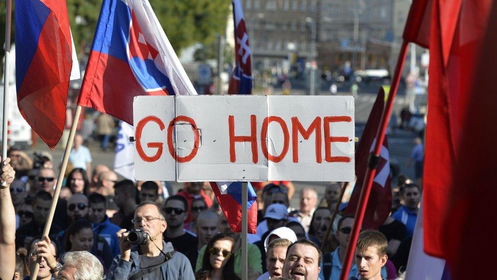 Migrant crisis: Rallies in Europe as 9,000 arrive in Munich - BBC News