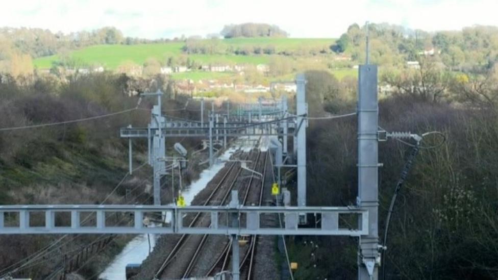 Flooding causes rail disruption between Bristol and Swindon - BBC News