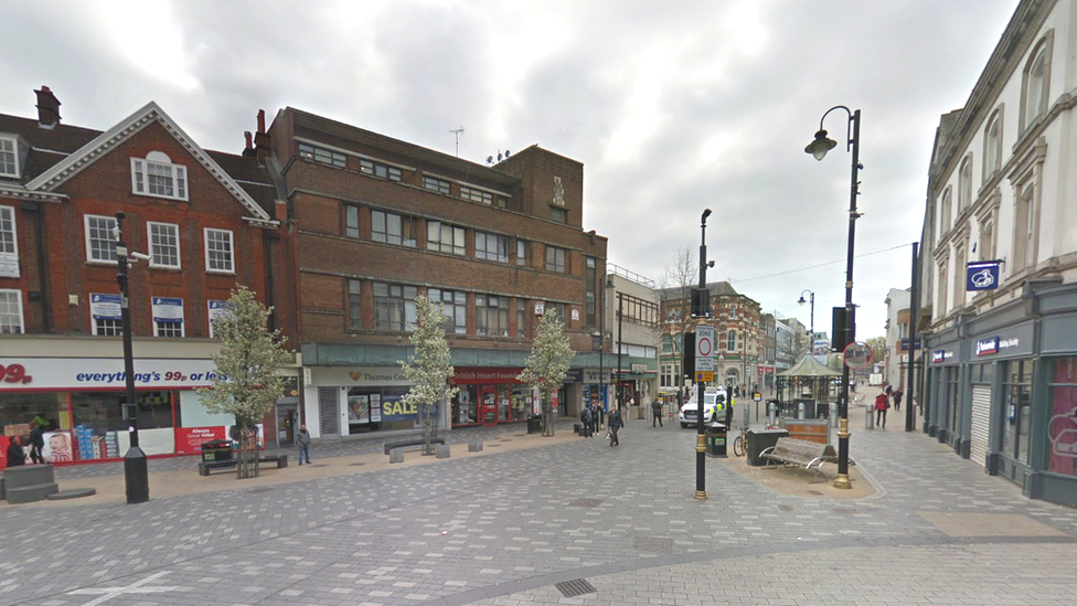 Luton man admits setting fire to homeless man - BBC News