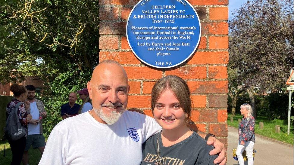 Luton: Pioneers of women's football honoured with blue plaque - BBC News
