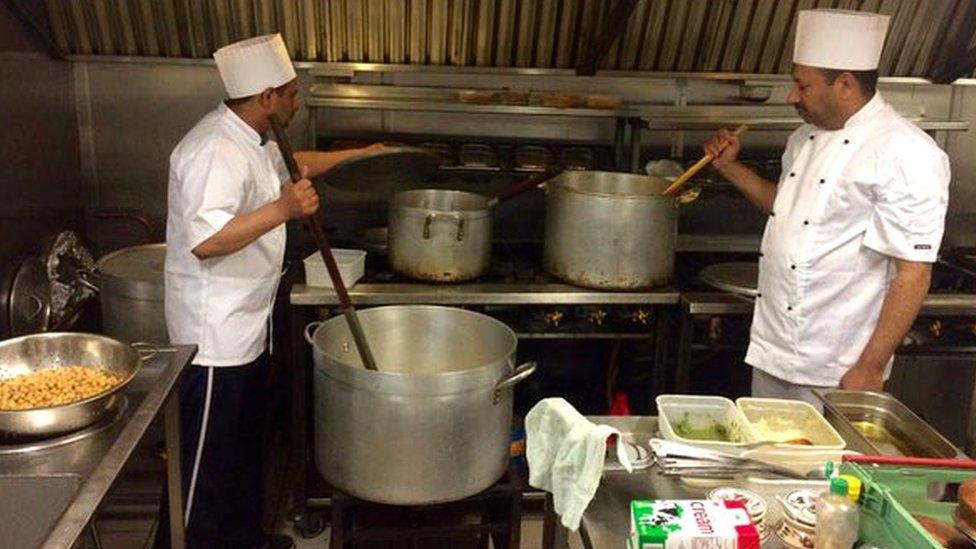 Muslim community offers free food in Aberdeen - BBC News