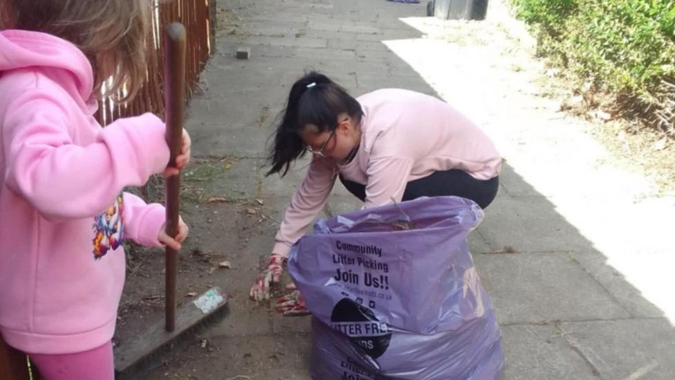 Crisp packet from 1989 found by Cottingley litter-pickers - BBC News