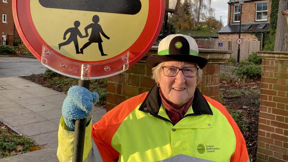 Stevenage lollipop lady signs off after 32 years of service - BBC News