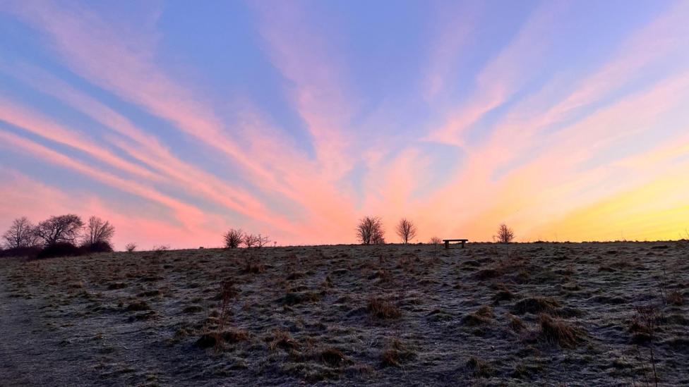 Rare clouds look like a 'Red Arrows' display - BBC Weather