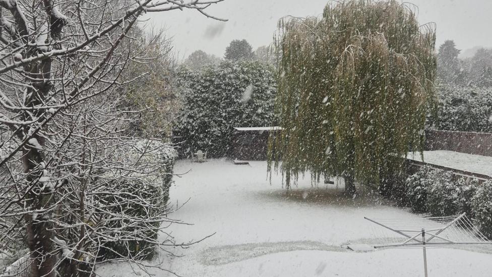 Snow and ice warning issued for Norfolk and Suffolk - BBC News