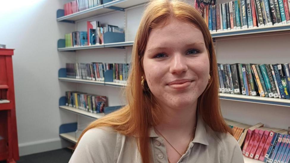 Cambridge school phone ban brings huge benefits, says head - BBC News
