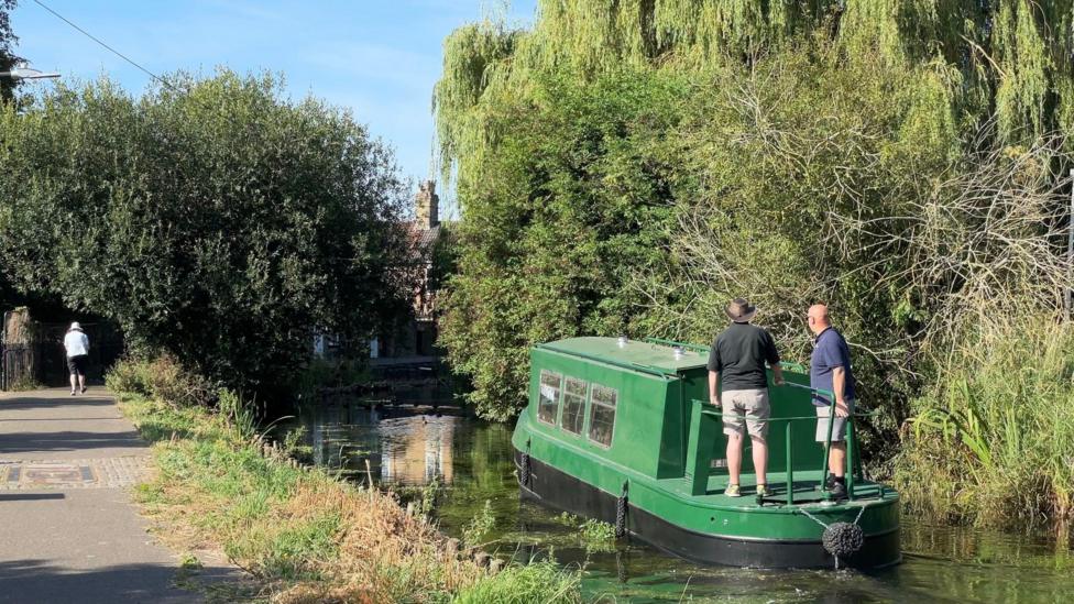 Sleaford: Narrowboat lowered into river for 2025 trips - BBC News