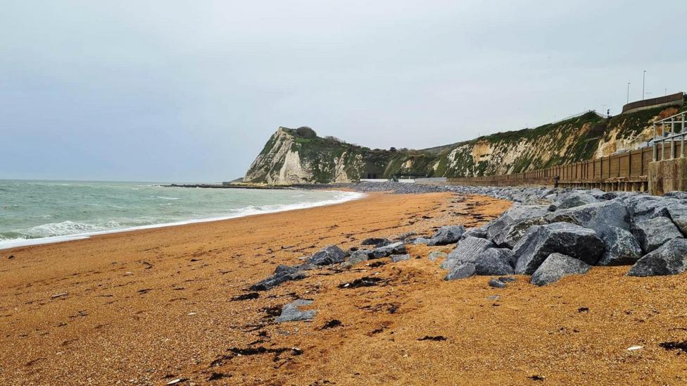 Dover beach: Soldiers who died clearing WW2 mines remembered - BBC News