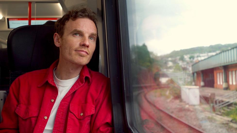 Al Lewis: 'Pwysig i artistiaid wneud ein rhan i fod yn fwy gwyrdd ...