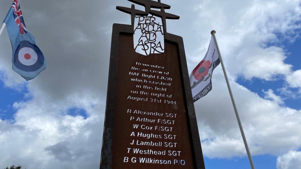 Memorial for Derbyshire WW2 crash airmen is unveiled - BBC News