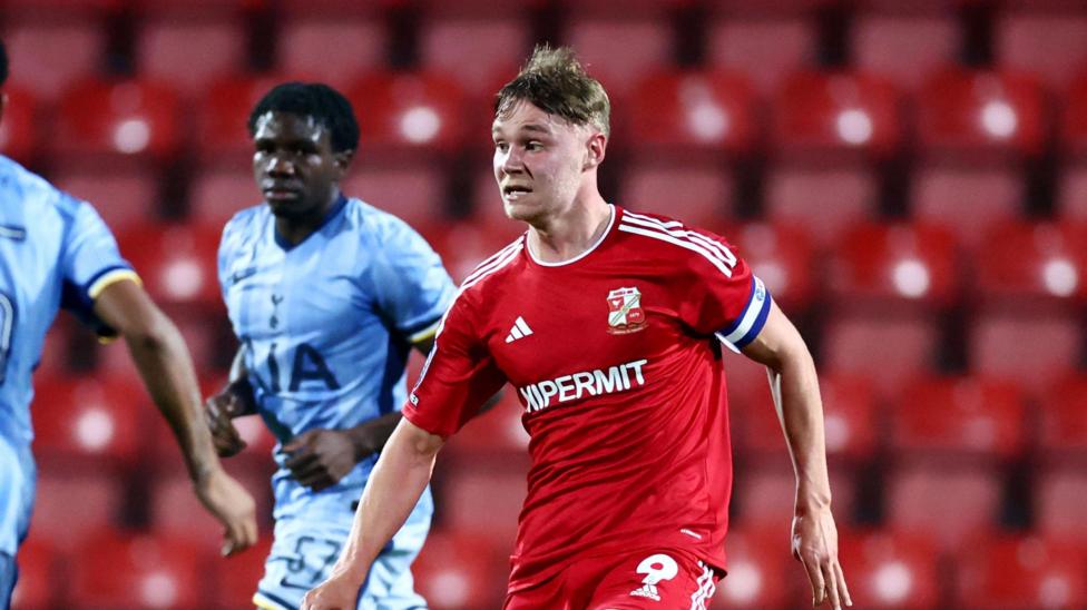 Swindon Town offer Paul Glatzel new contract but release eight - BBC Sport