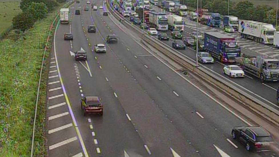 Lorry fire on Warwickshire M6 causes hours of delays - BBC News