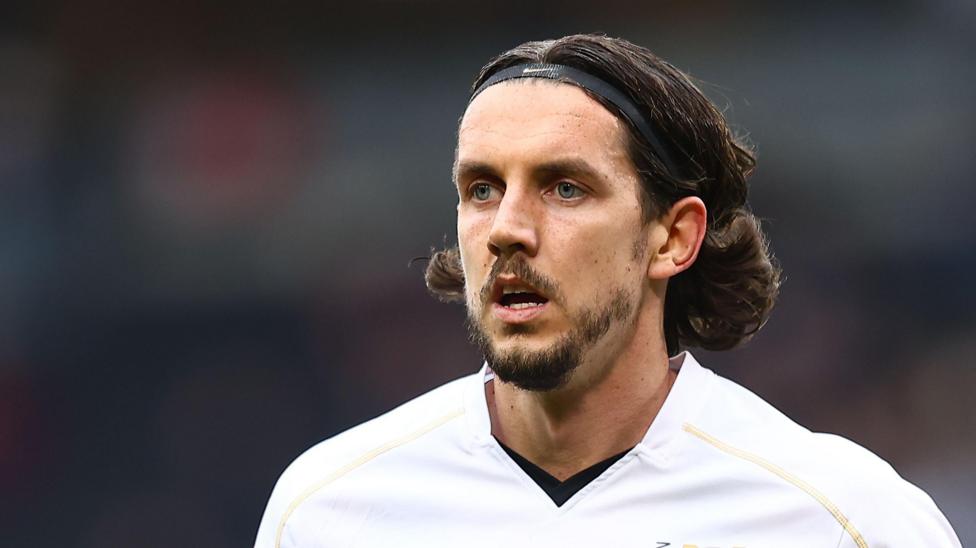 MJ Williams: Barrow sign midfielder from MK Dons - BBC Sport