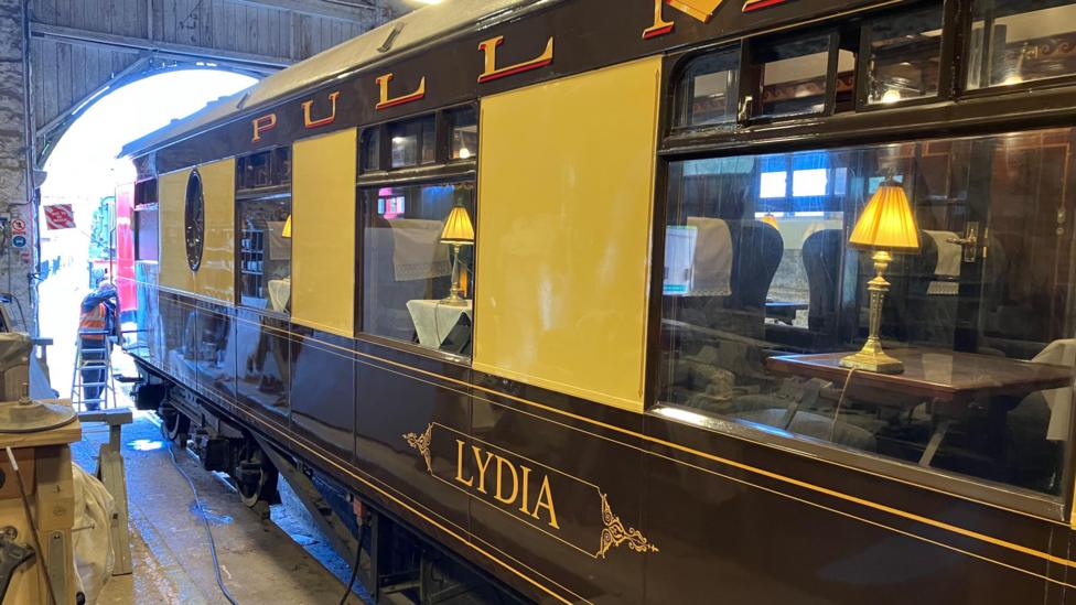 Churchill’s wartime train carriage restored in Devon - BBC News
