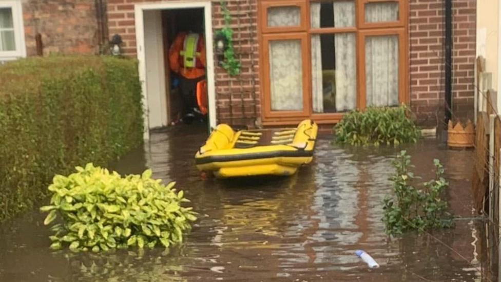 Ormskirk: 'Solemn' town rallies in Lancashire flooding aftermath - BBC News